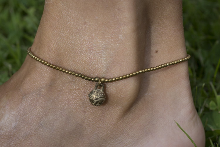 Bracelet cheville Orissa fil coton marron grelot clochette perles ...